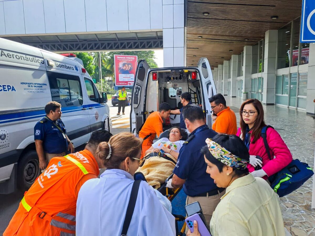Mujer sorprende al dar a luz en pleno Aeropuerto de El Salvador – Qué Pasa El Salvador